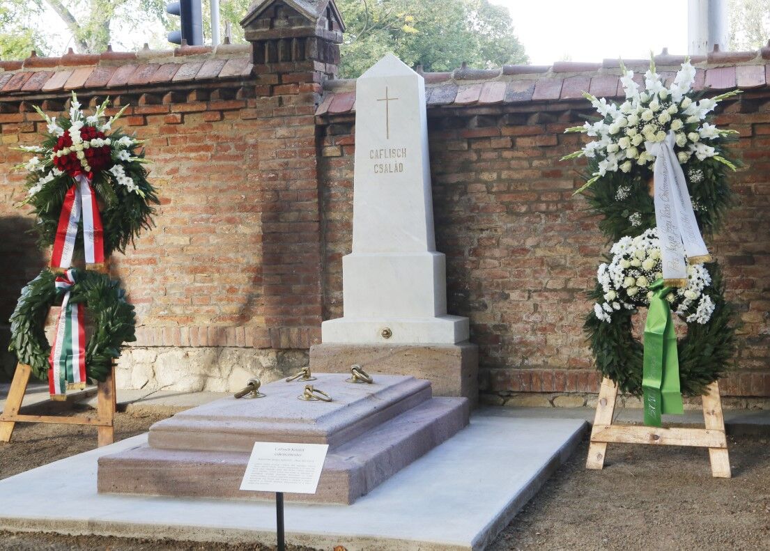 Megkoszorúzták a Caflisch család felújított sírboltját